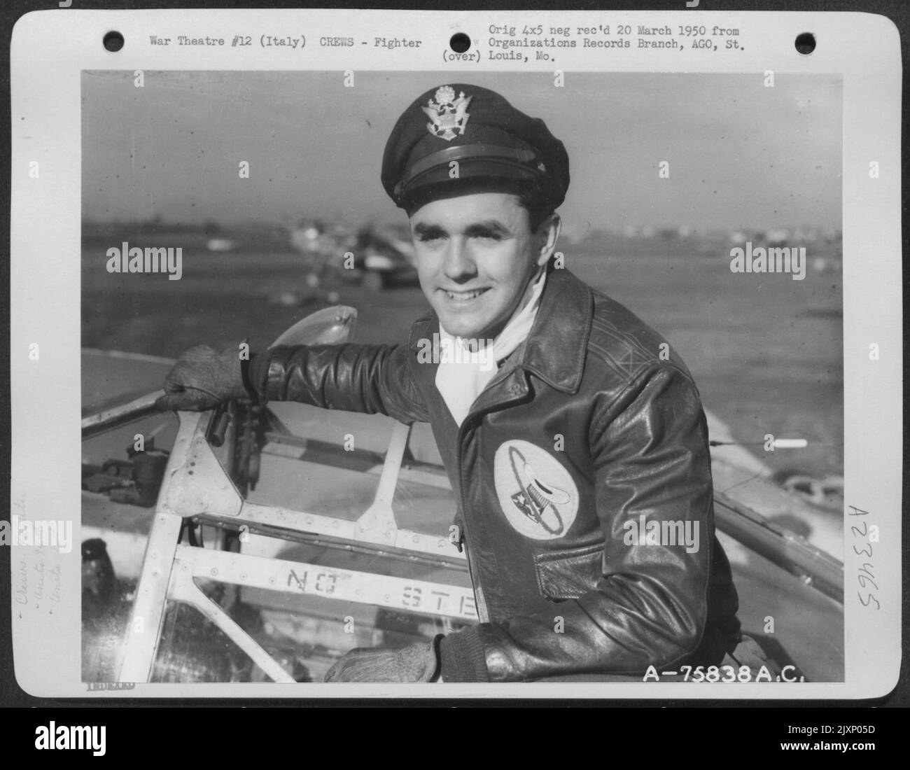 Ein Pilot der 94. Fighter Squadron, 1. Fighter Group, auf seinem ...