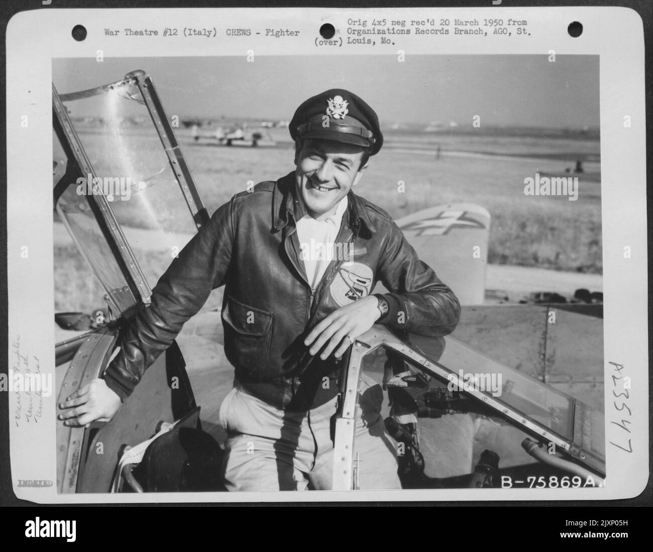 Ein Pilot der 94. Fighter Squadron, 1. Fighter Group, auf seinem ...