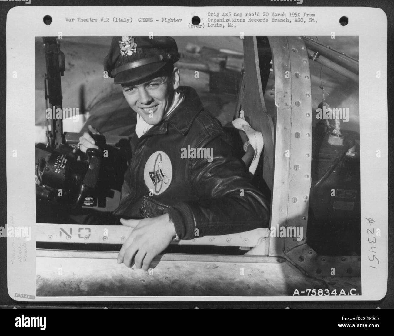 Ein Pilot der 94. Fighter Squadron, 1. Fighter Group, sitzt im Cockpit ...