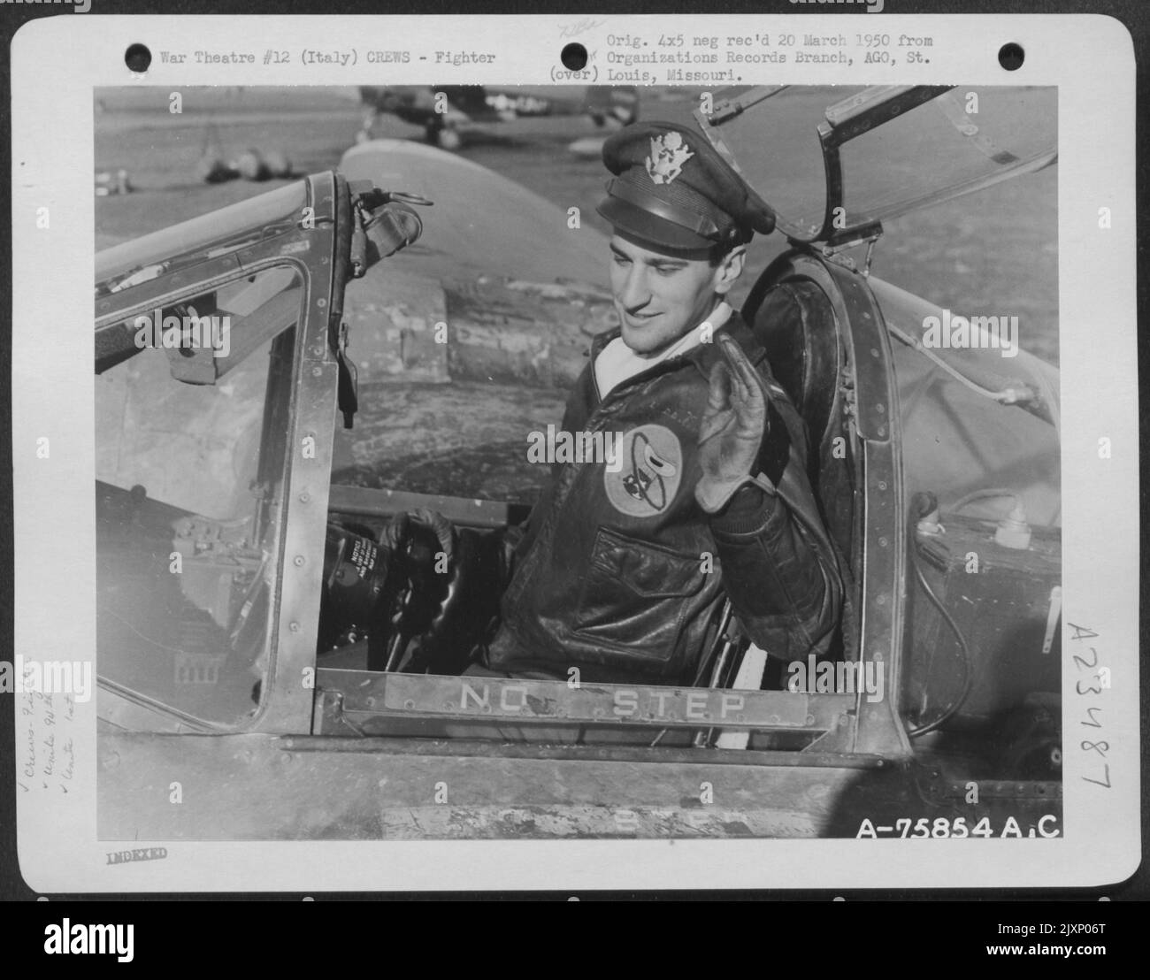 Ein Pilot der 94. Fighter Squadron, 1. Fighter Group, sitzt im Cockpit ...