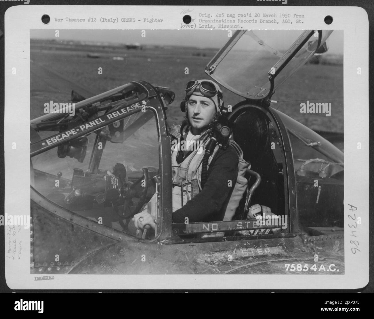 Ein Pilot der 94. Fighter Squadron, 1. Fighter Group, sitzt im Cockpit ...