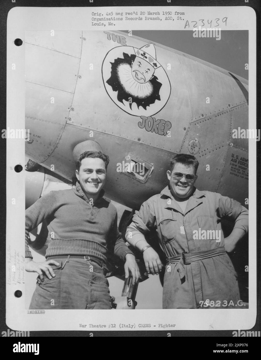 Zwei Ground Crew Mitglieder des 94. Fighter Squadron, 1. Fighter Group ...