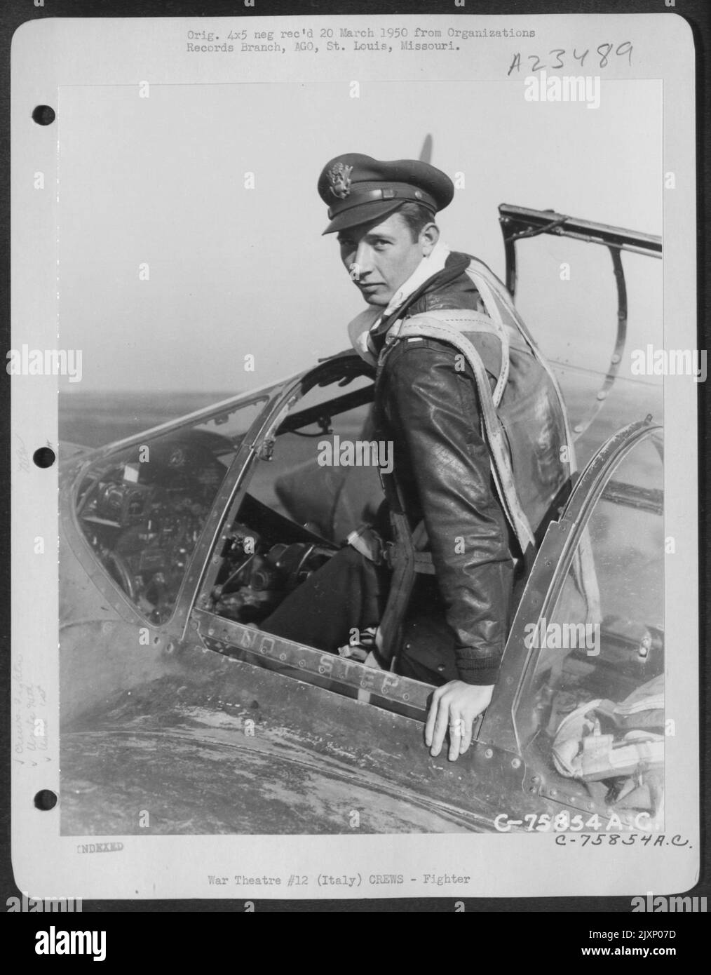 Ein Pilot der 94. Fighter Squadron, 1. Fighter Group, sitzt im Cockpit ...