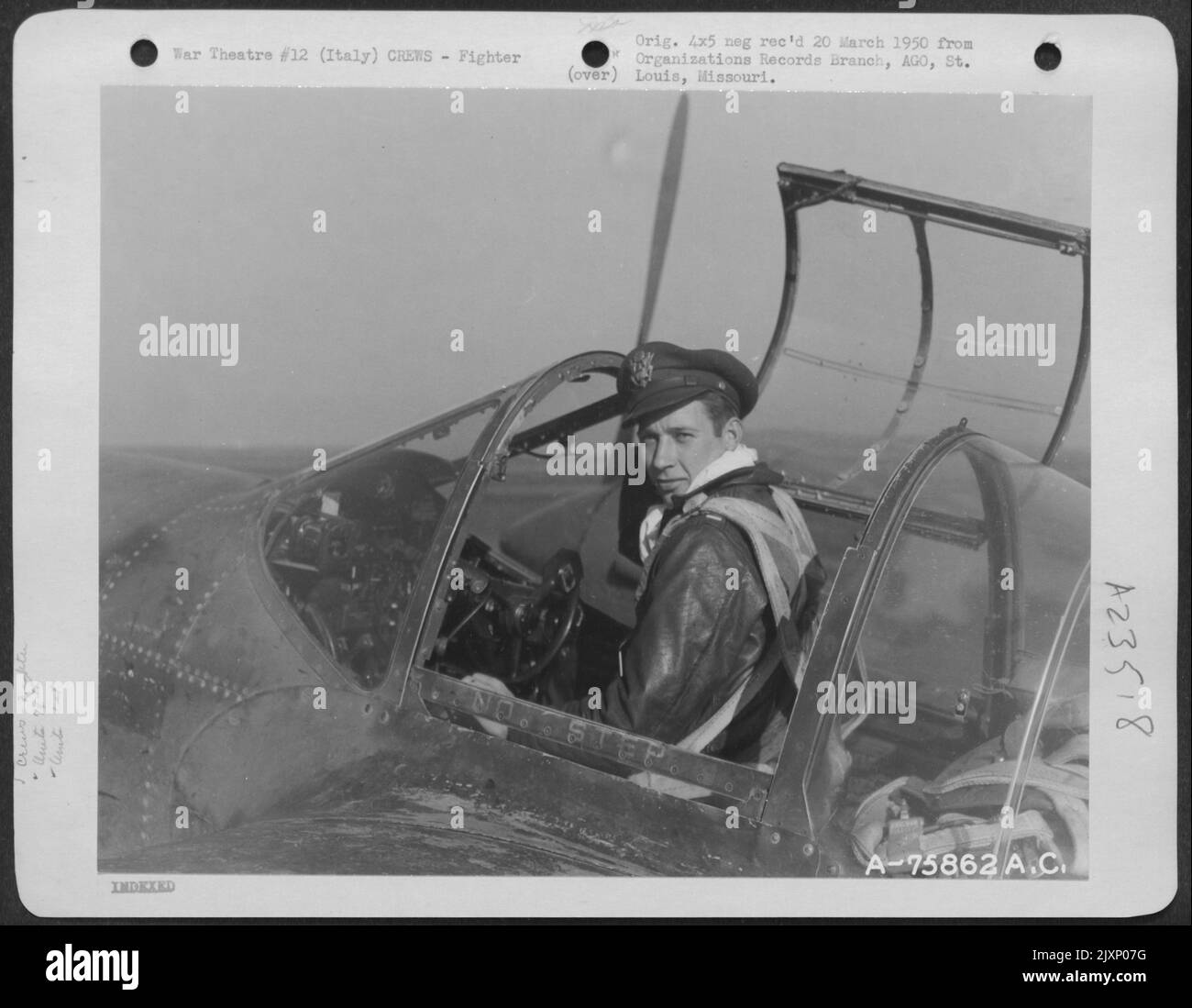 Ein Pilot der 94. Fighter Squadron, 1. Fighter Group, sitzt im Cockpit ...