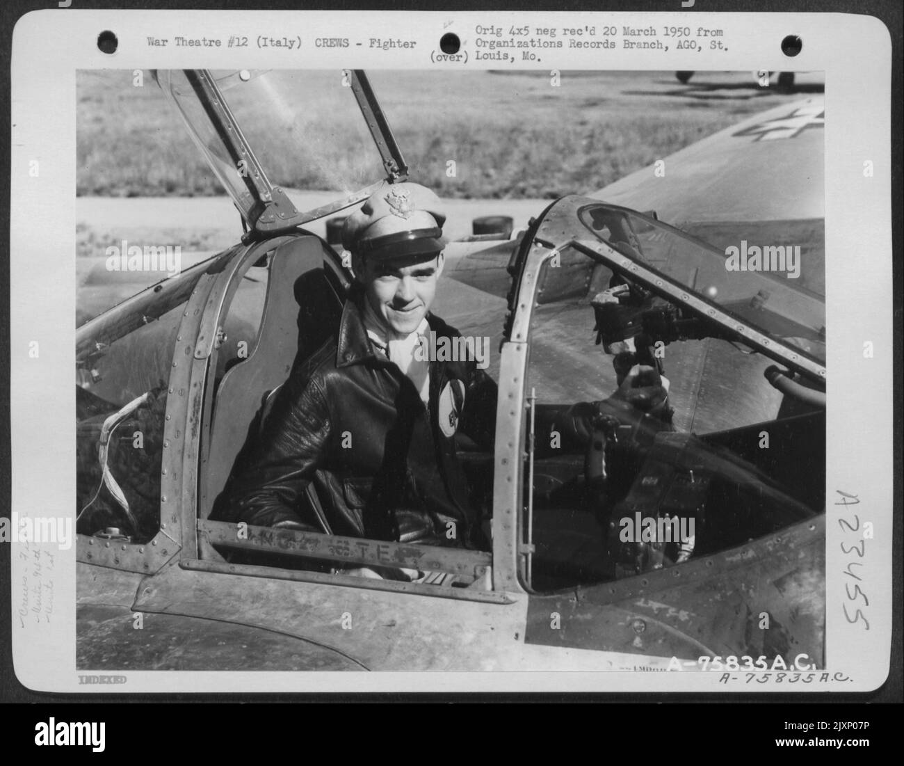 Ein Pilot der 94. Fighter Squadron, 1. Fighter Group, sitzt im Cockpit ...