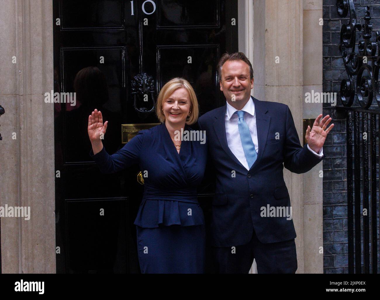 Die neue Premierministerin Liz Truss geht mit ihrem Mann Hugh O'Leary ...