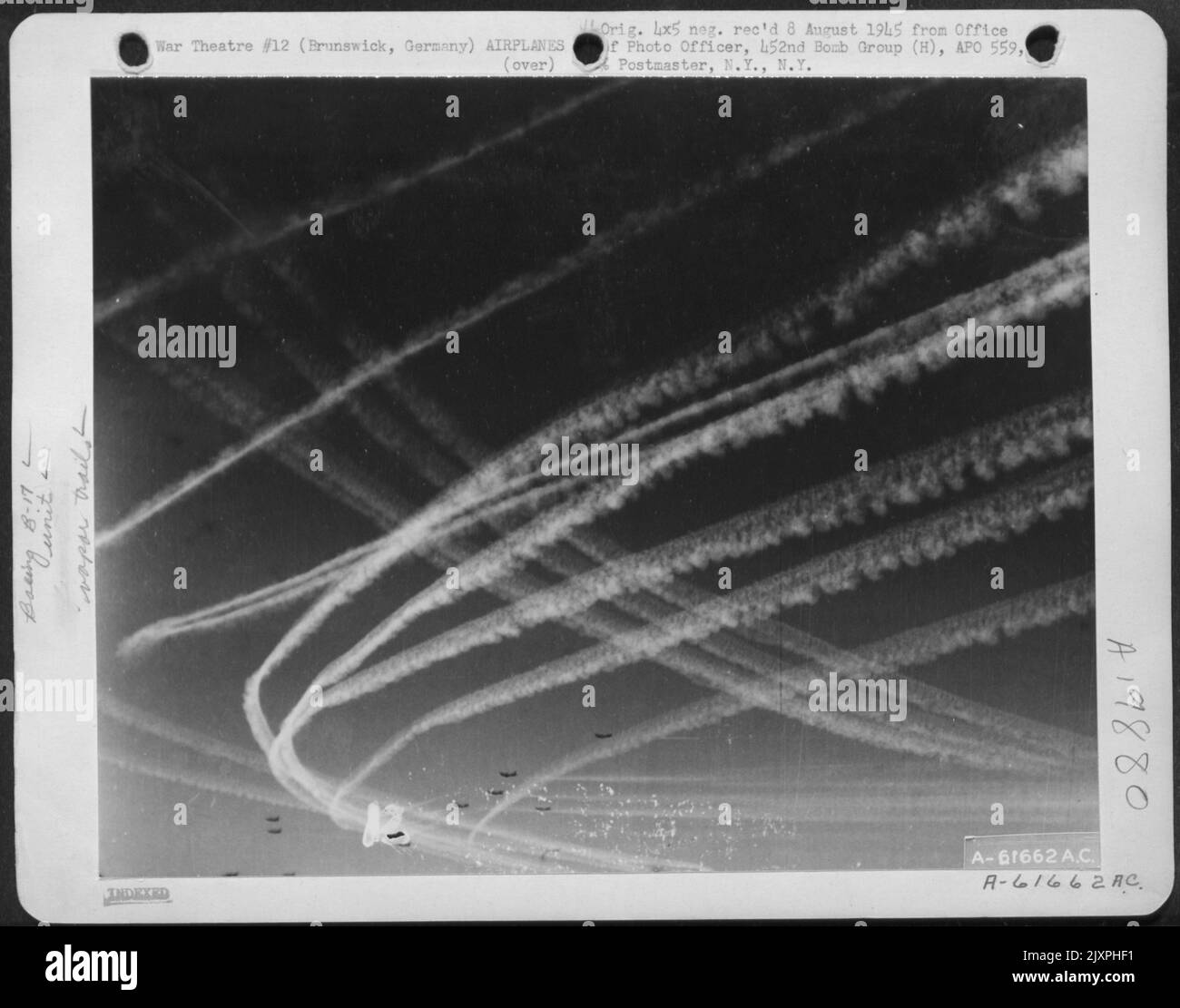 Eine riesige Armada von Boeing B-17 Flying Fortresses der 452Nd Bomb ...