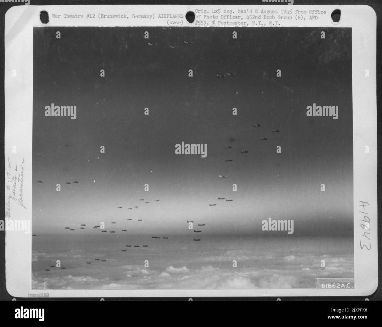 Eine riesige Armada von Boeing B-17 Flying Fortresses der 452Nd Bomb ...