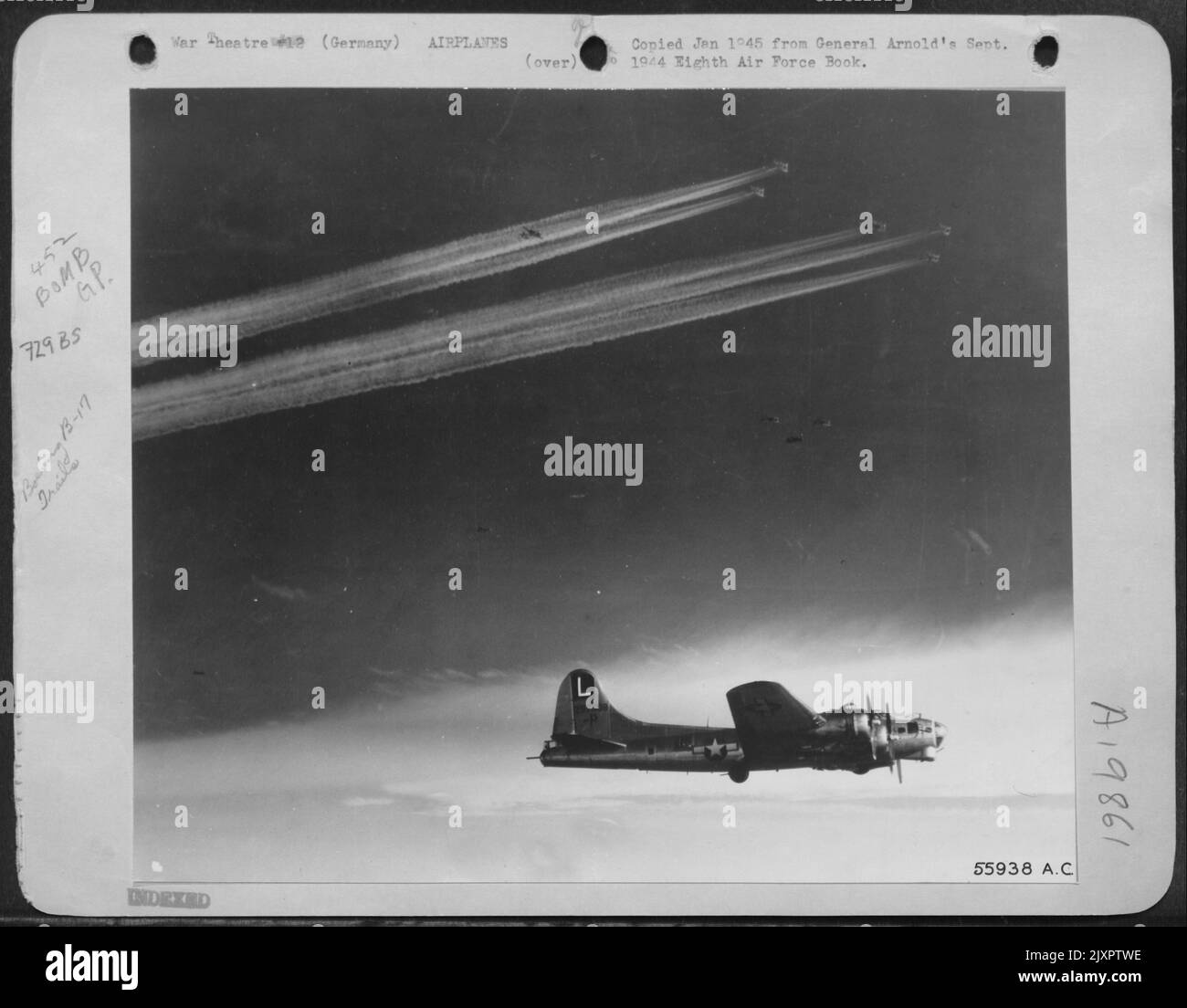 Boeing B-17 Flying Fortresses auf dem Weg zur Bombardierung von Nazi ...