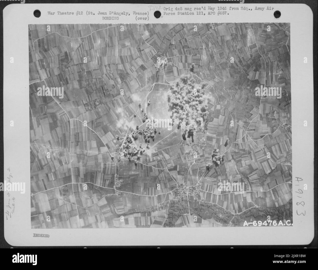 Bomben von der Boeing B-17 Flying Fortesses der 91. Bomb Group platzen ...