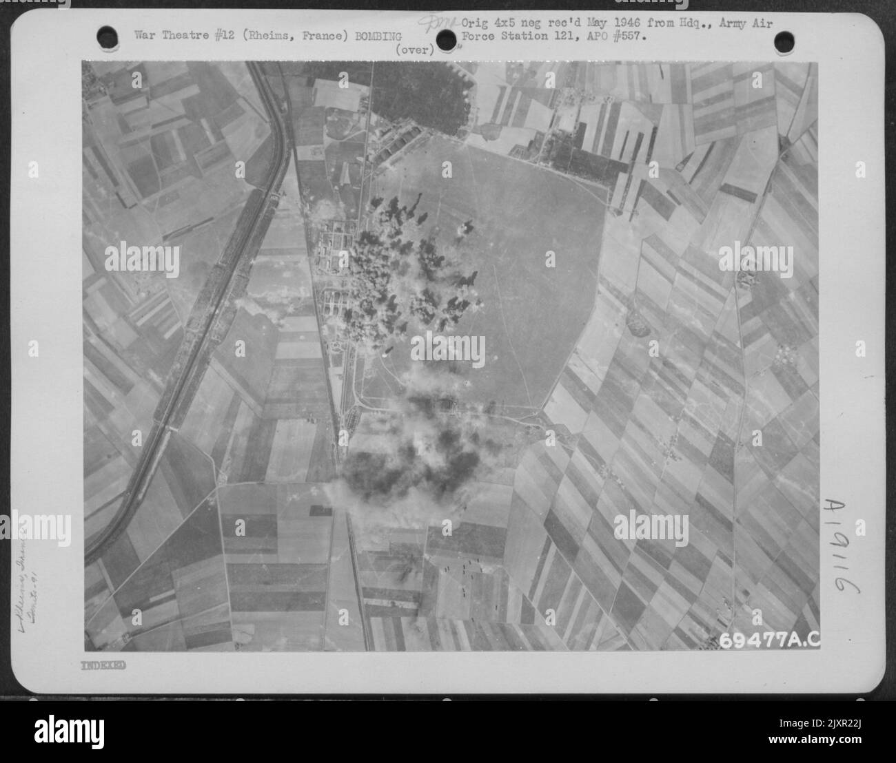 Bombardierung feindlicher Anlagen in Rheims, Frankreich, durch die ...