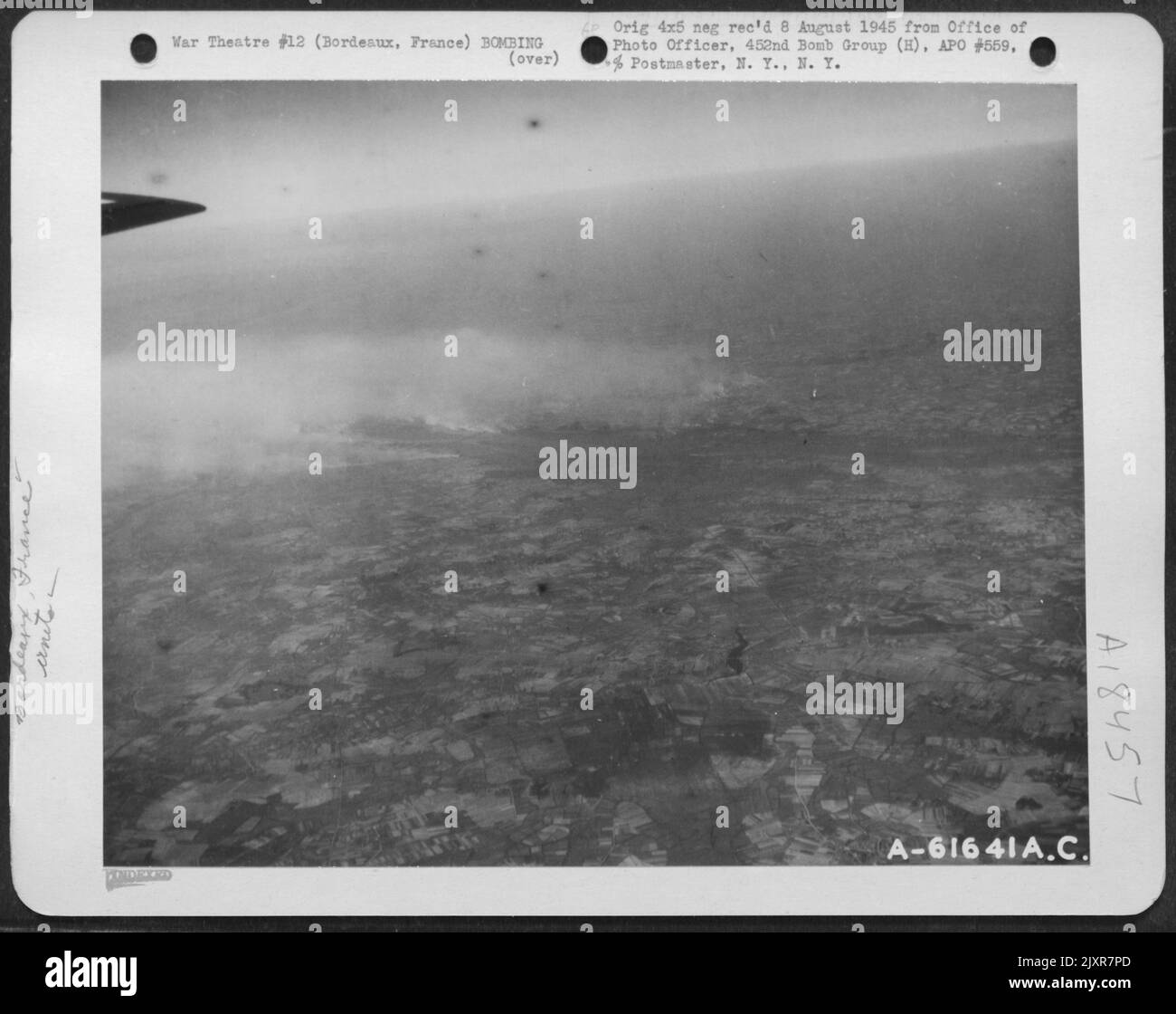 Ziel in Bordeaux, Frankreich, wird als Folge der Bombardierung am 27 ...