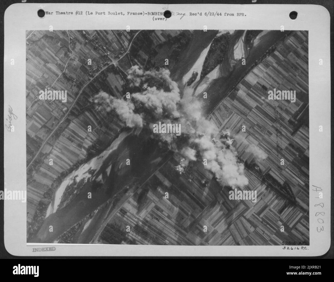 Unter dieser Rauchwolke liegt die Brücke von Le Port Boulet in ...