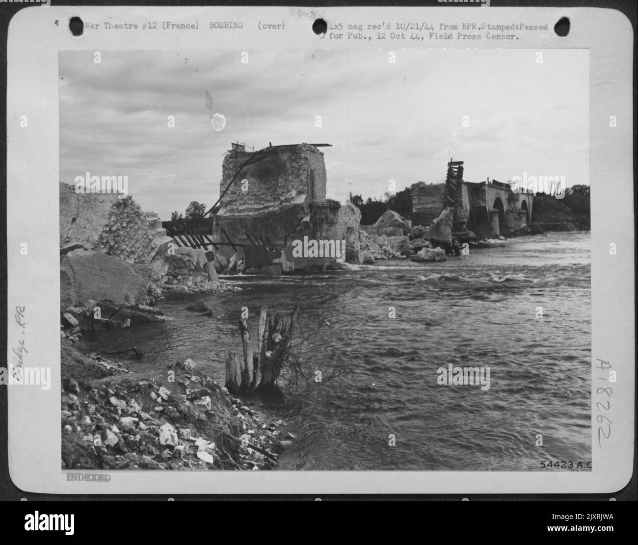 Saumur Rail Bridge (Loire)-die schnellen Gewässer der Loire drängten ...