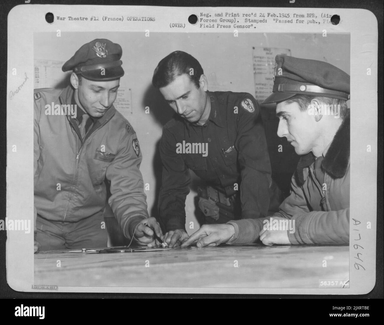Capt. William E. Smith (jetzt Maj.), links, Major Leroy C. Meyers, 225 ...