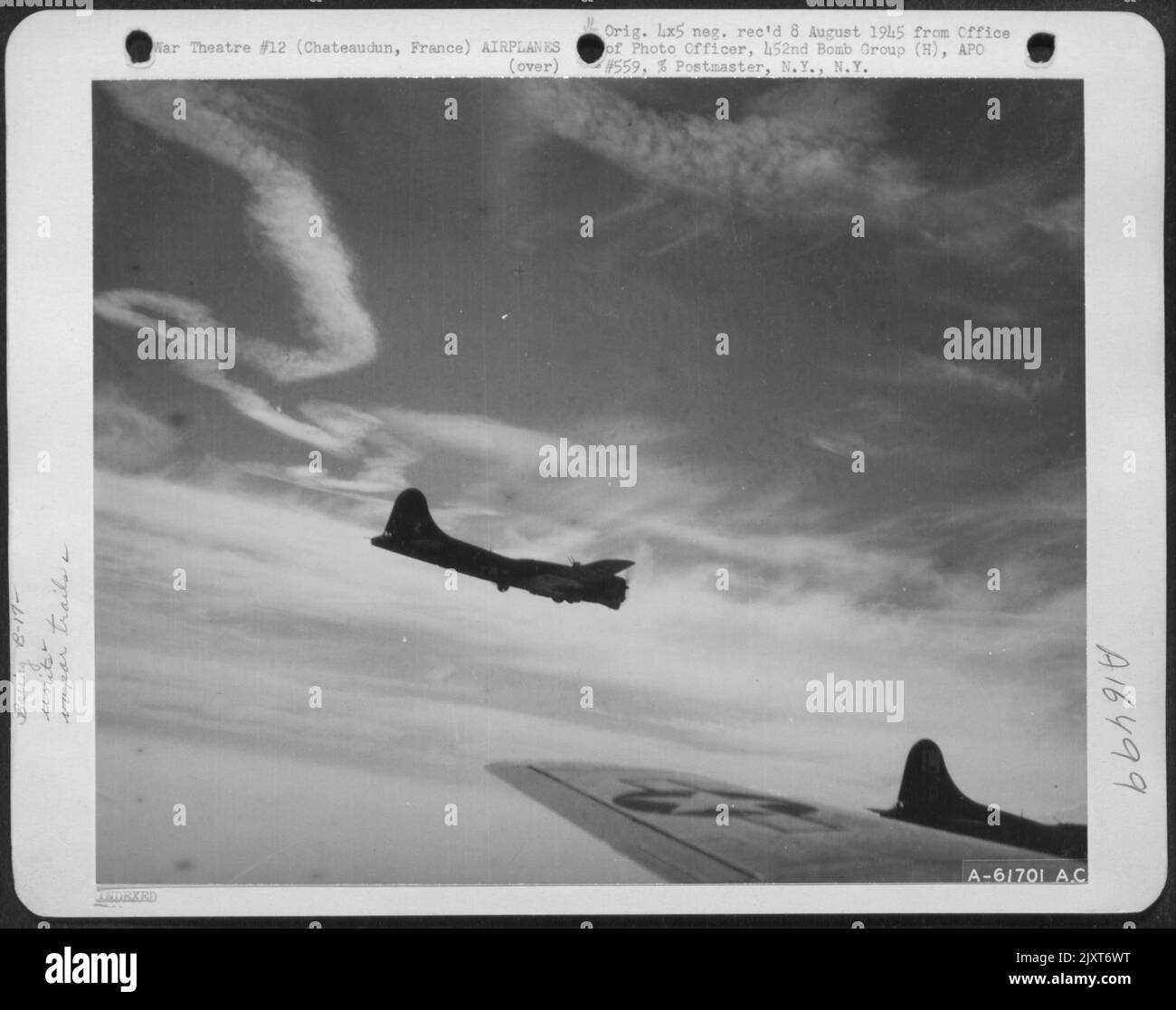 Mit Einem Hintergrund von Vapor Trails bahnt sich die Boeing B-17 ...