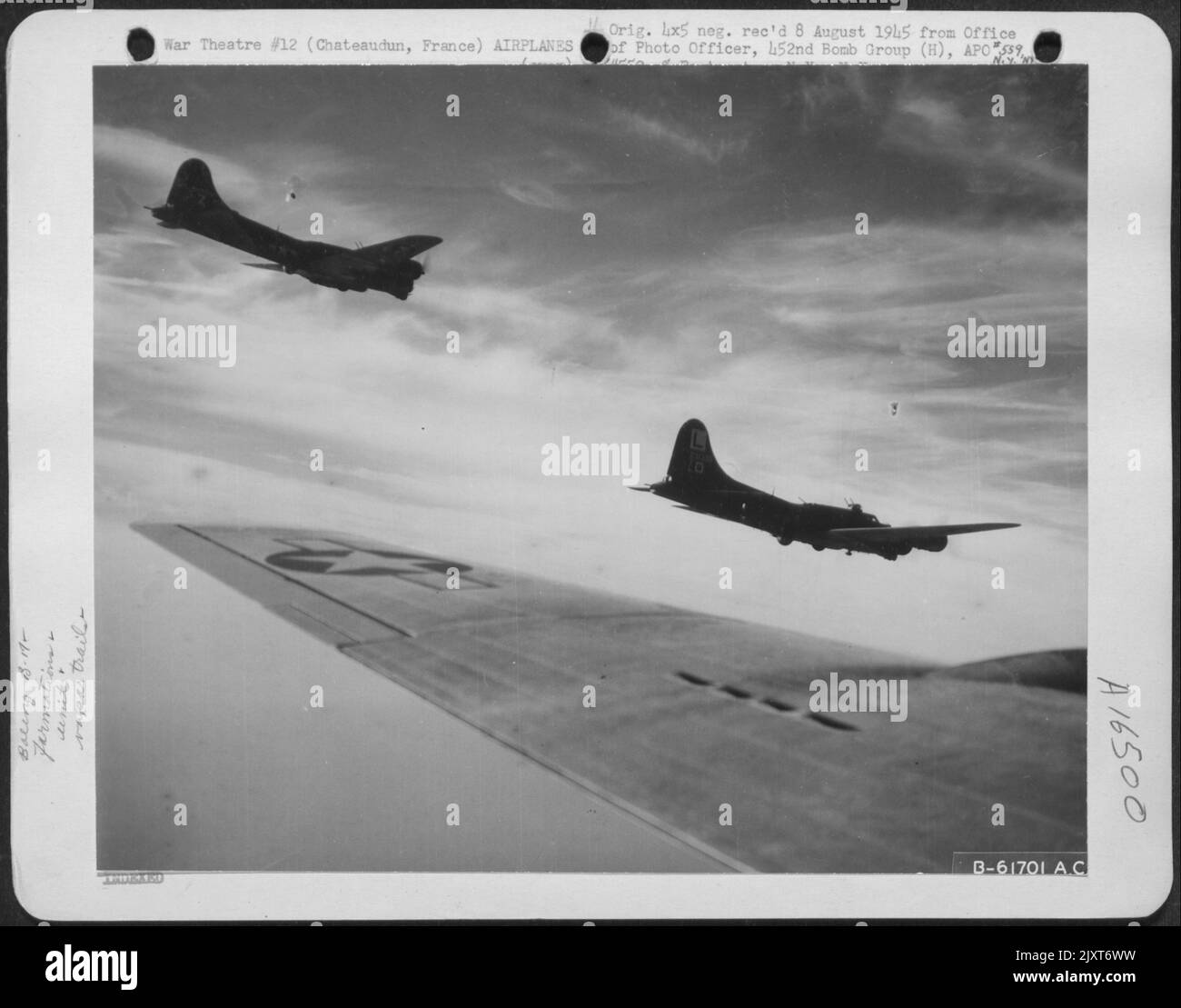 Mit Einem Hintergrund von Vapor Trails bahnt sich die Boeing B-17 ...
