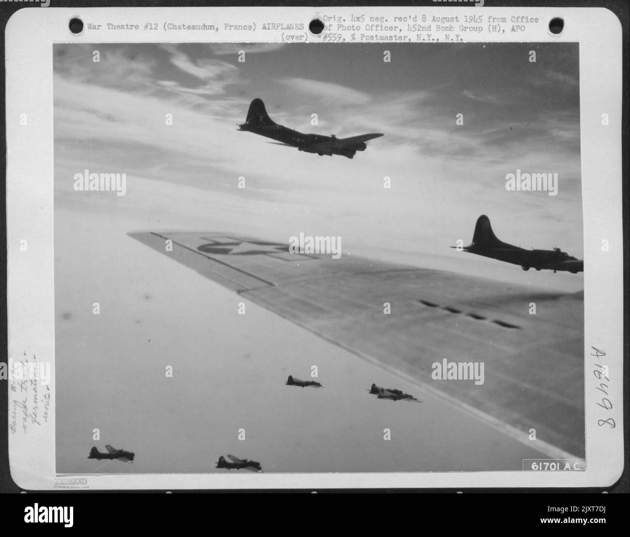 Mit Einem Hintergrund von Vapor Trails bahnt sich die Boeing B-17 ...