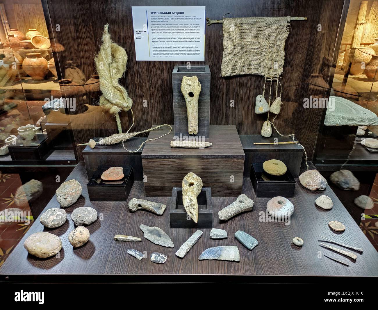 KIEW, UKRAINE - 7. SEPTEMBER 2022 - Artefakte der Cucuteni-Trypillia ...