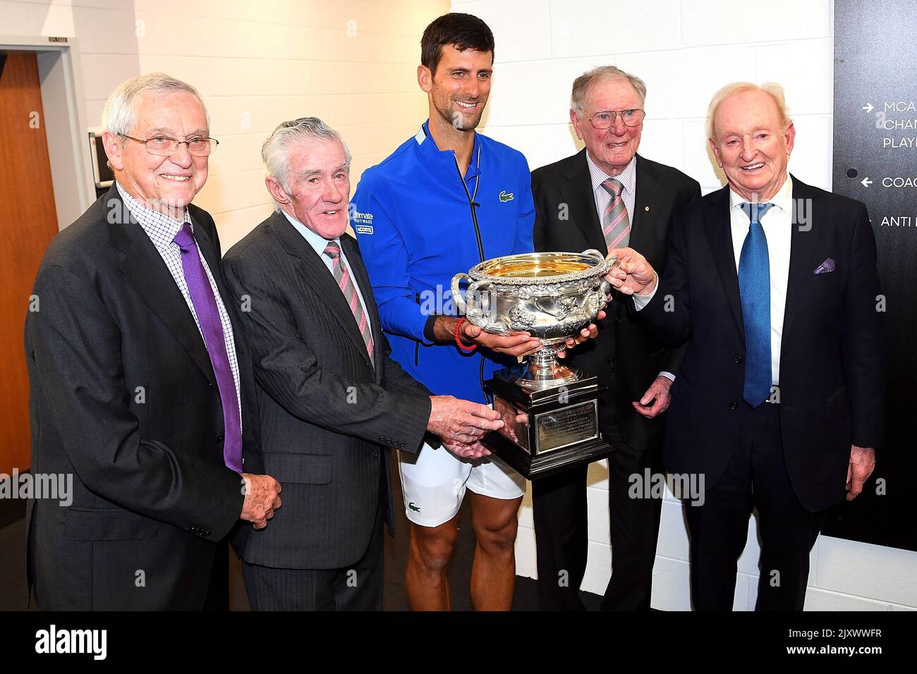 Novak Djokovic aus Serbien wird vom ehemaligen Tennisspieler Roy ...