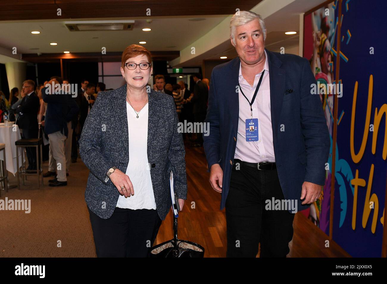 Außenministerin Marise Payne spricht mit Cameron Clyne, dem ...
