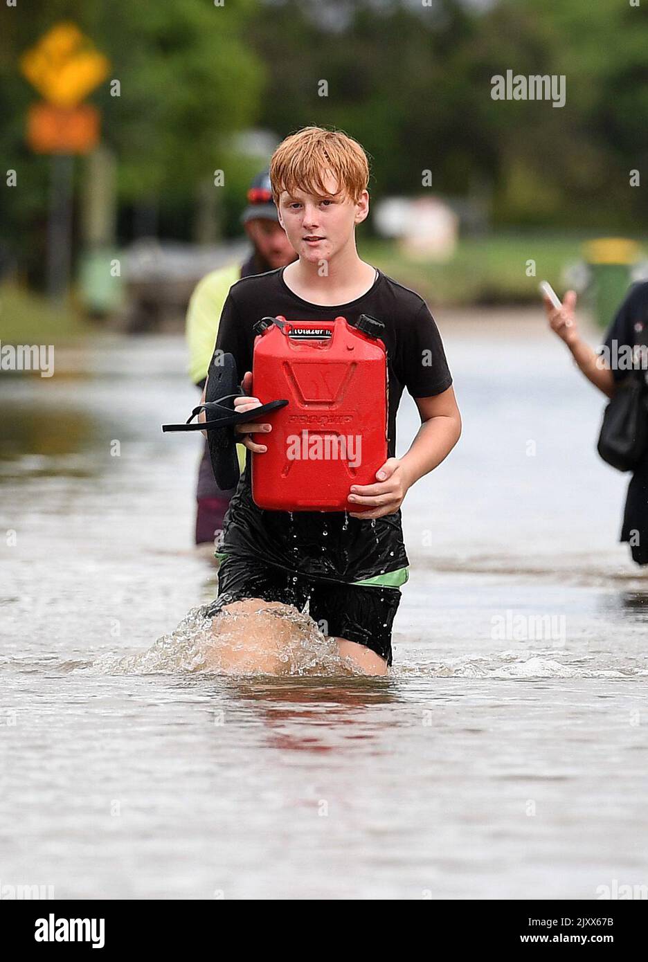 Der elfjährige Jayden Hammond-Sires wadet mit seiner Familie am ...