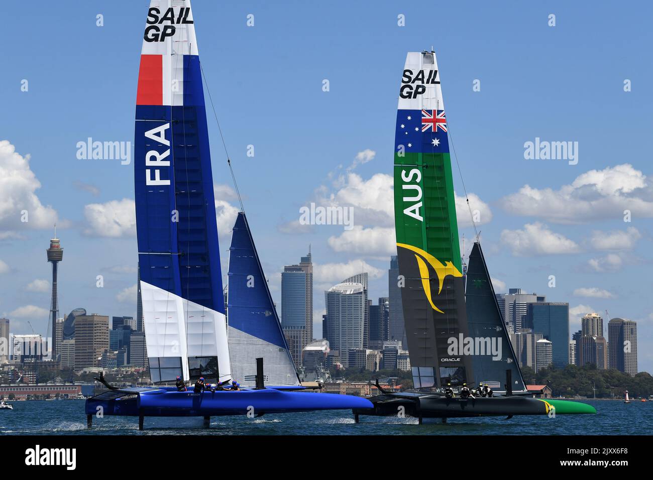 Australien und Frankreich fahren ihre F50 Catamarans während des ersten ...