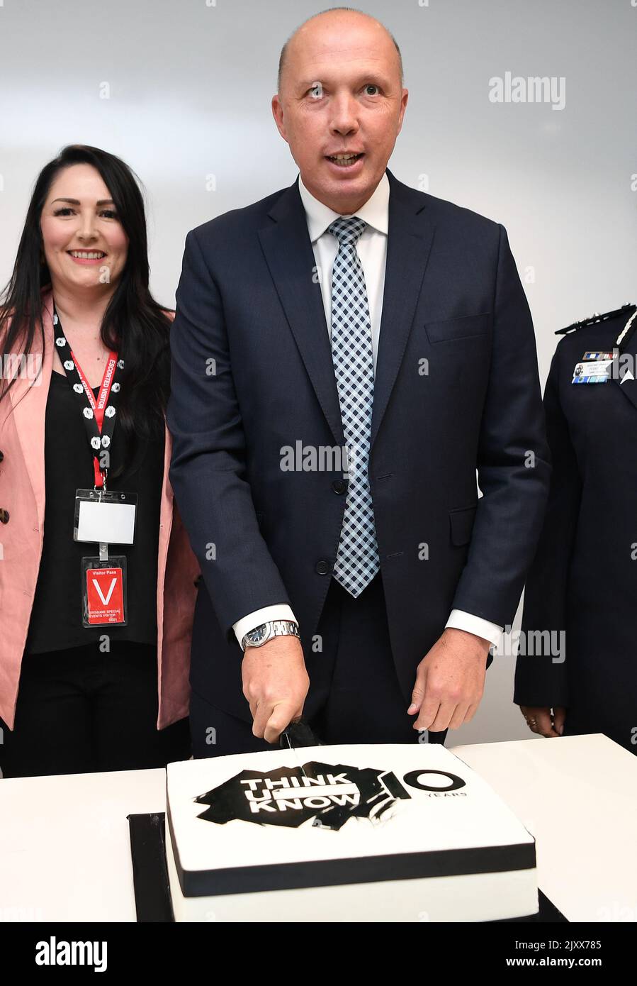 Bundesinnenminister Peter Dutton, flankiert von Sonya Ryan, CEO der ...