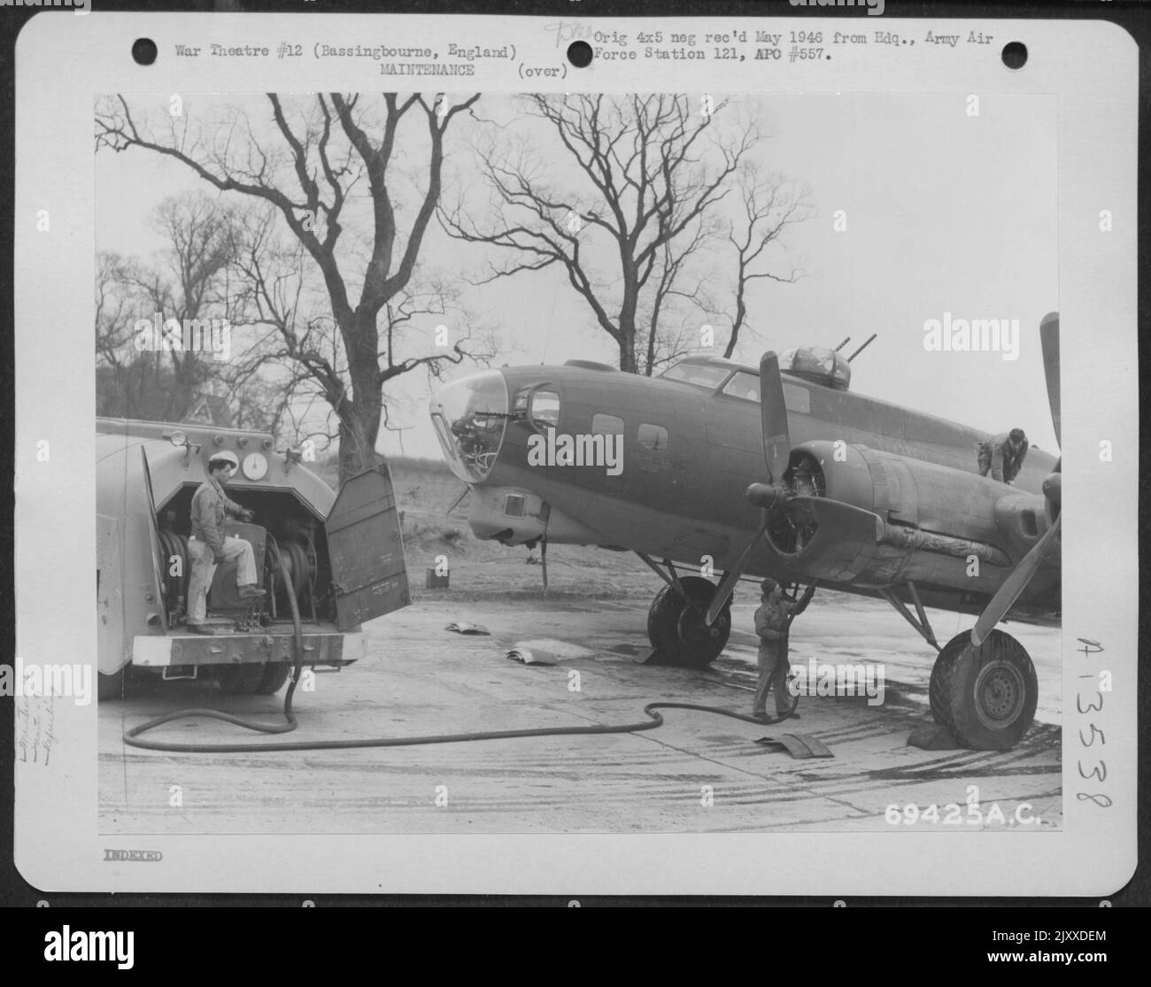 Männer der 91. Bomb Group mit Sitz in Bassingbourne, England, tanken Am ...