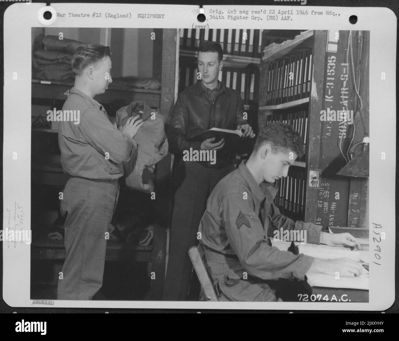 Männer der 364Th Fighter Group, 67. Fighter Wing, führen eine ...