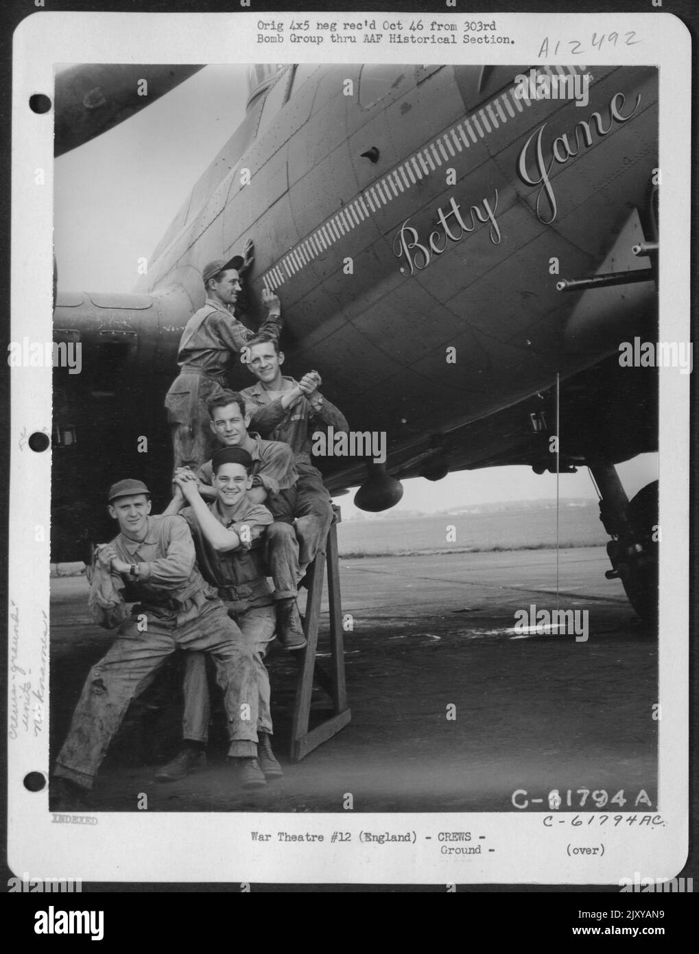Die Bodenbesatzung der 303. Bomb Group sitzt auf der Boeing B-17 ...