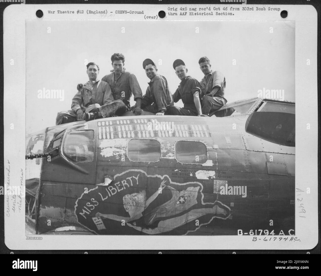 Bodenbesatzung der 303. Bomb Group auf der Boeing B-17 'Flying Fortress ...