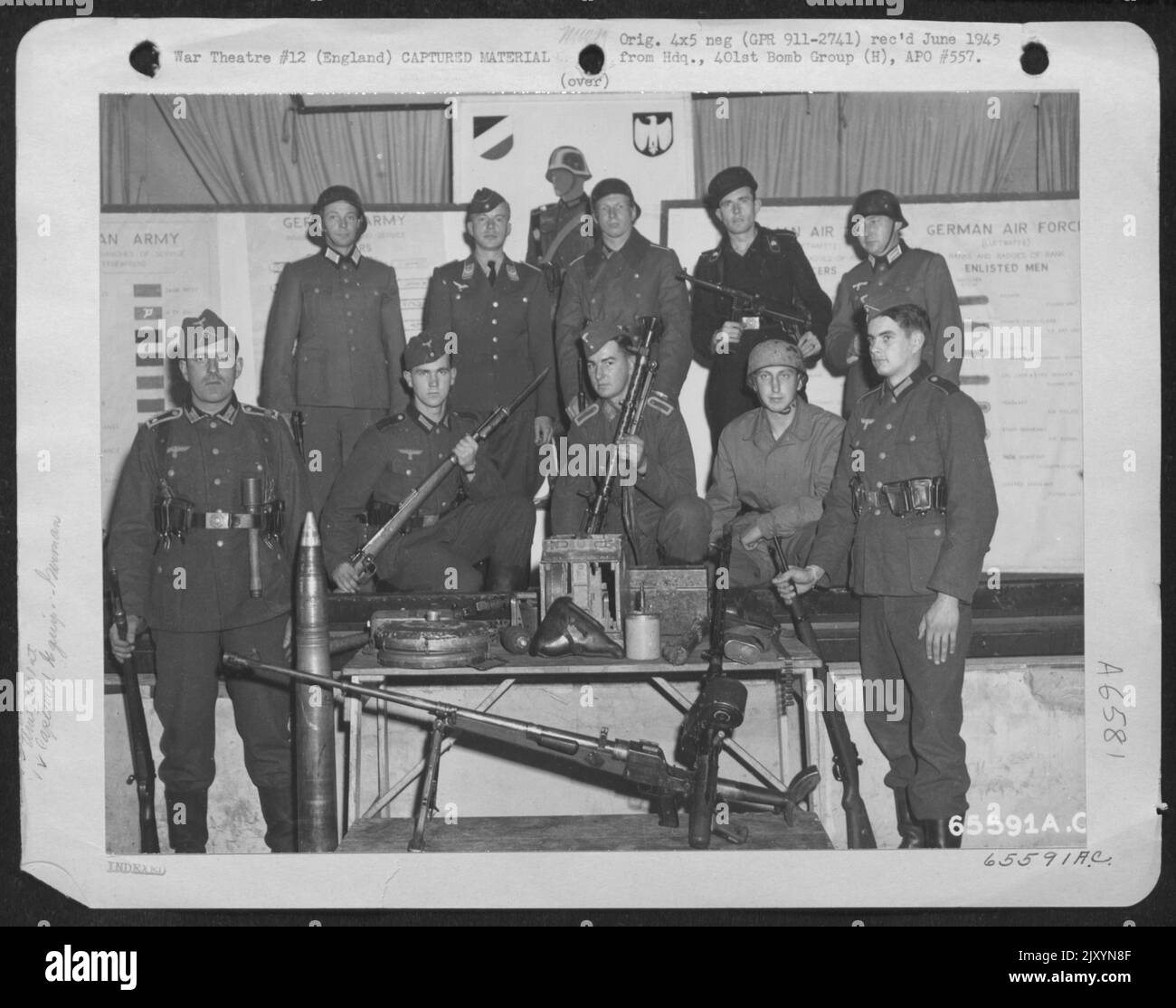 Männer der 401. Bomb Group, die gefangene deutsche Uniformen tragen, gruppieren sich um Eine ...