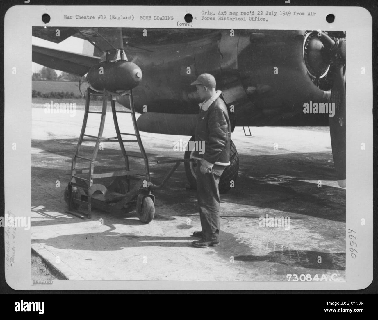 Ein Mitglied der 410Th Bomb Group hebt Eine Bombe mit einer Wing Bomb ...