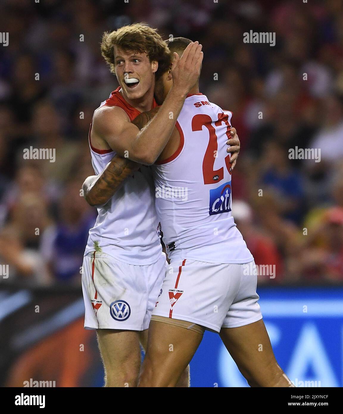 Nick Blakey (links) und Lance Franklin von den Swans reagieren, nachdem ...