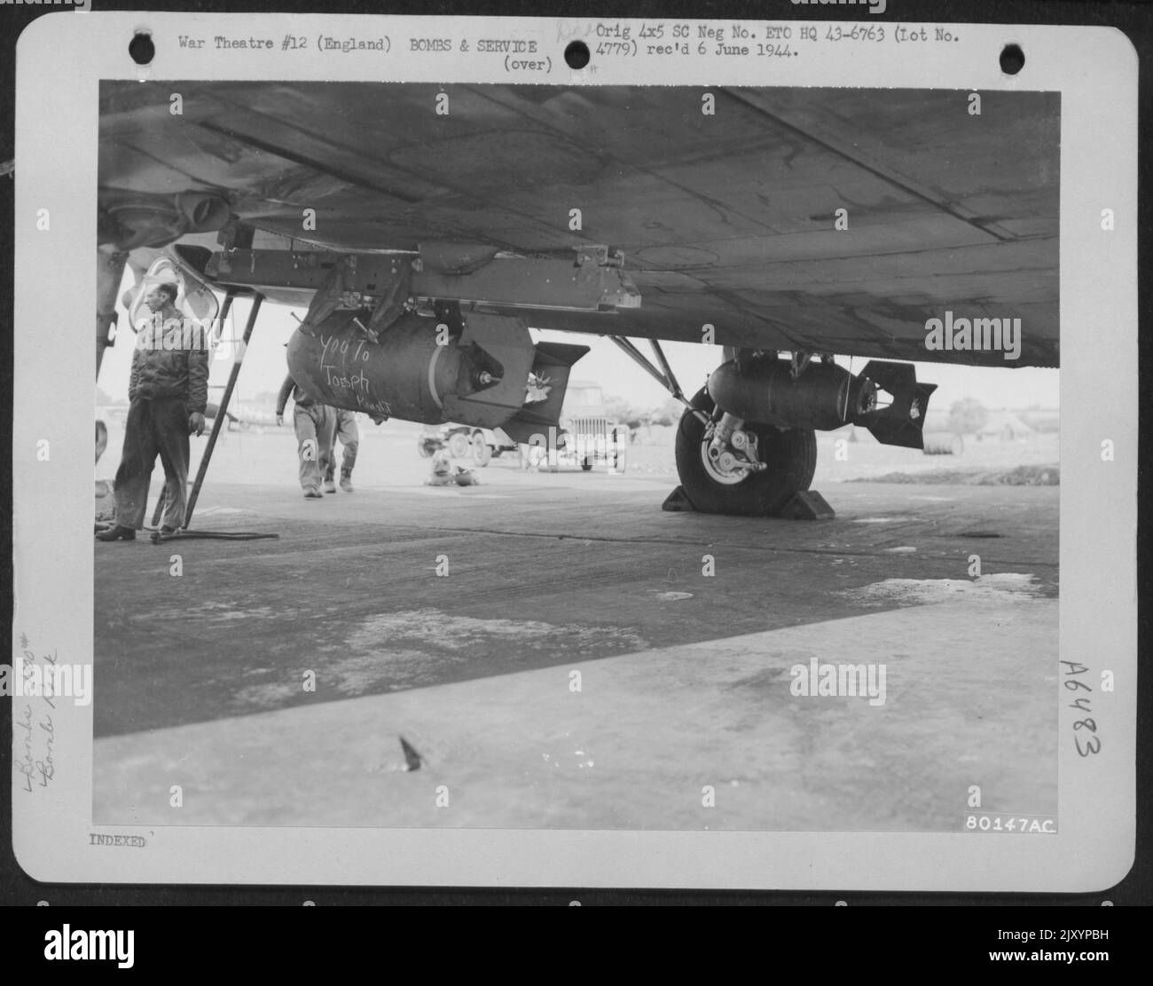 Um die Last zu erhöhen, werden dieser Boeing B-17 der 303. Bomb Group ...
