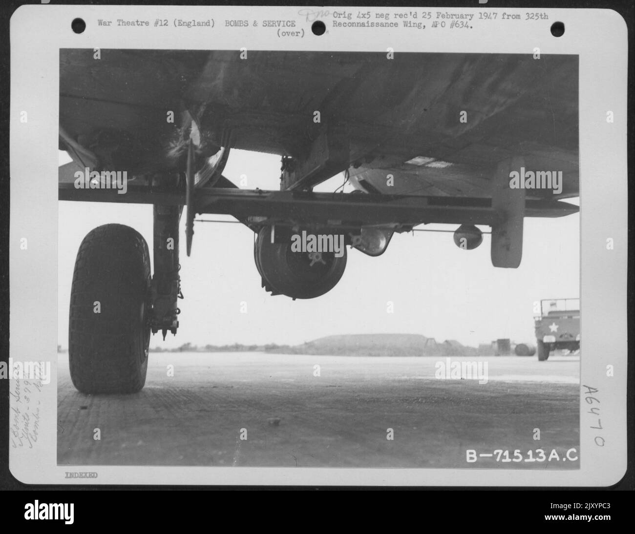 Glide Bomb wurde an ein externes Rack unter dem Flügel der Boeing B-17 ...