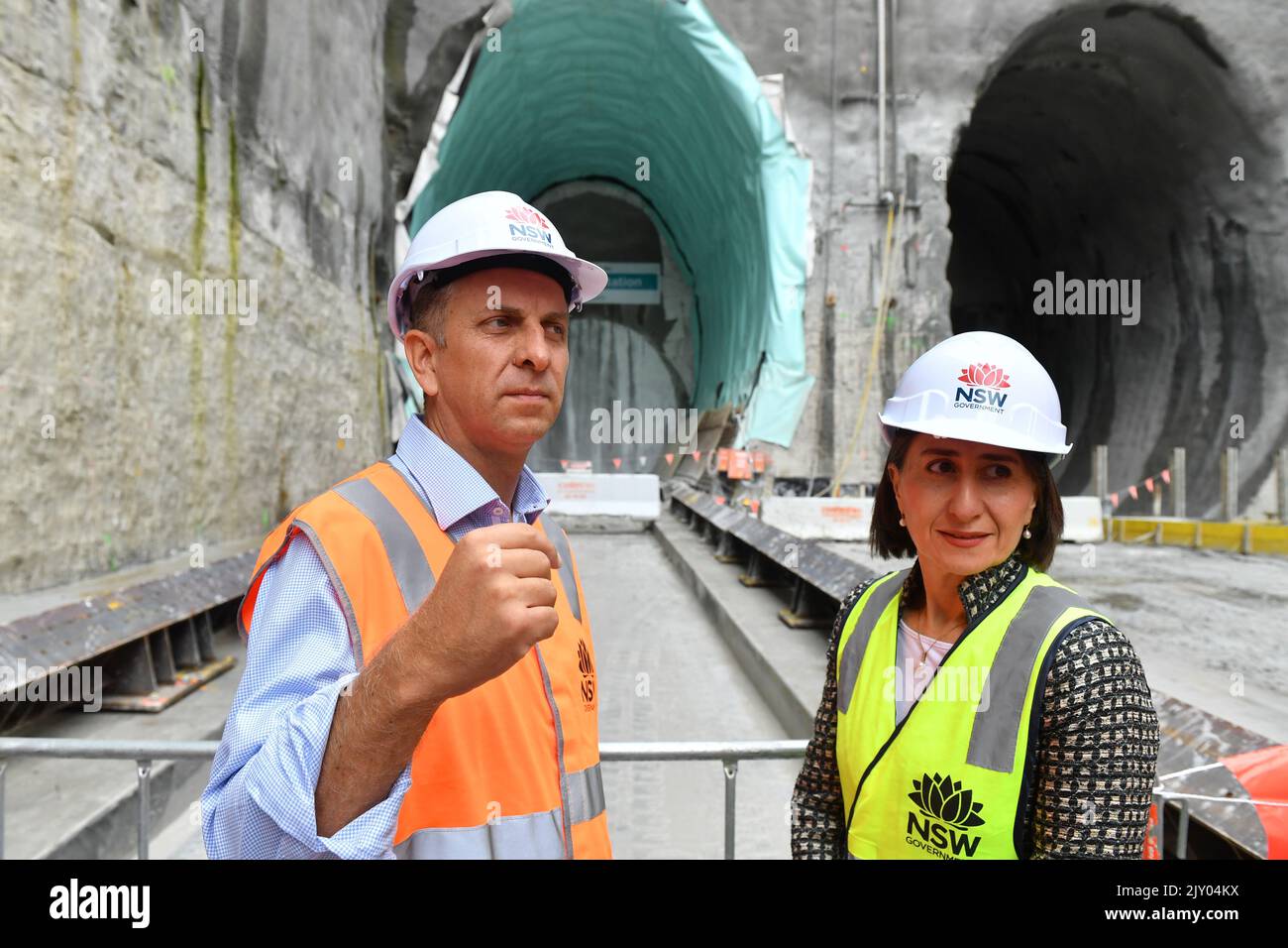 NSW-Premier Gladys Berejiklian (rechts) und Verkehrsminister Andrew ...