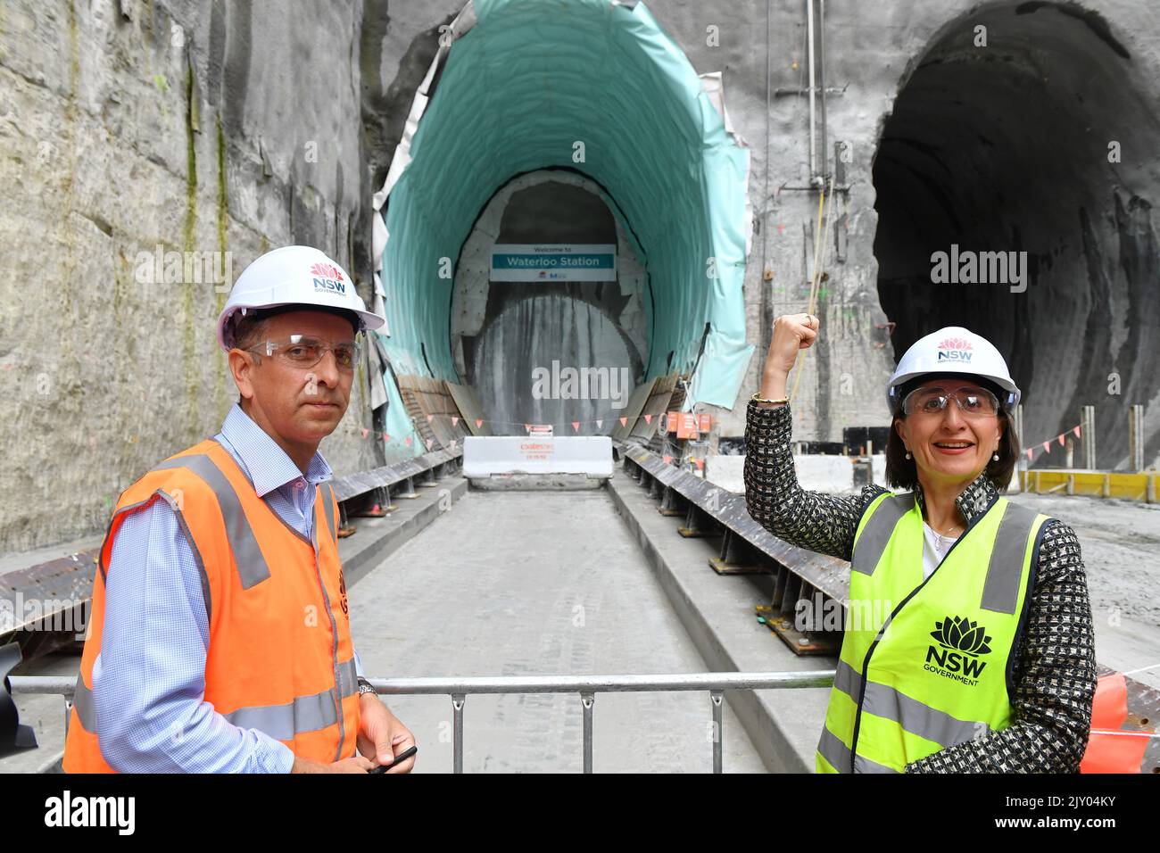 NSW-Premier Gladys Berejiklian (rechts) und Verkehrsminister Andrew ...