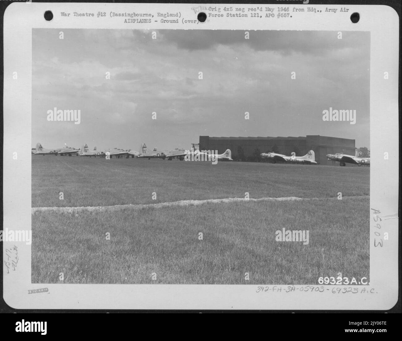 Boeing B-17 „Flying Fortress“ parkte auf der Linie bei der 91. Bomb ...