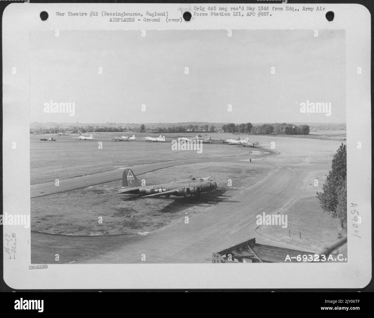 Boeing B-17 „Flying Fortress“ parkte auf der Linie bei der 91. Bomb ...