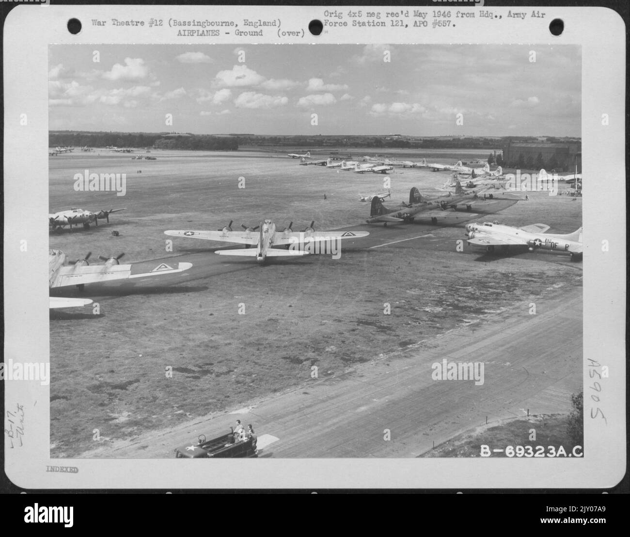 Boeing B-17 „Flying Fortress“ parkte auf der Linie bei der 91. Bomb ...