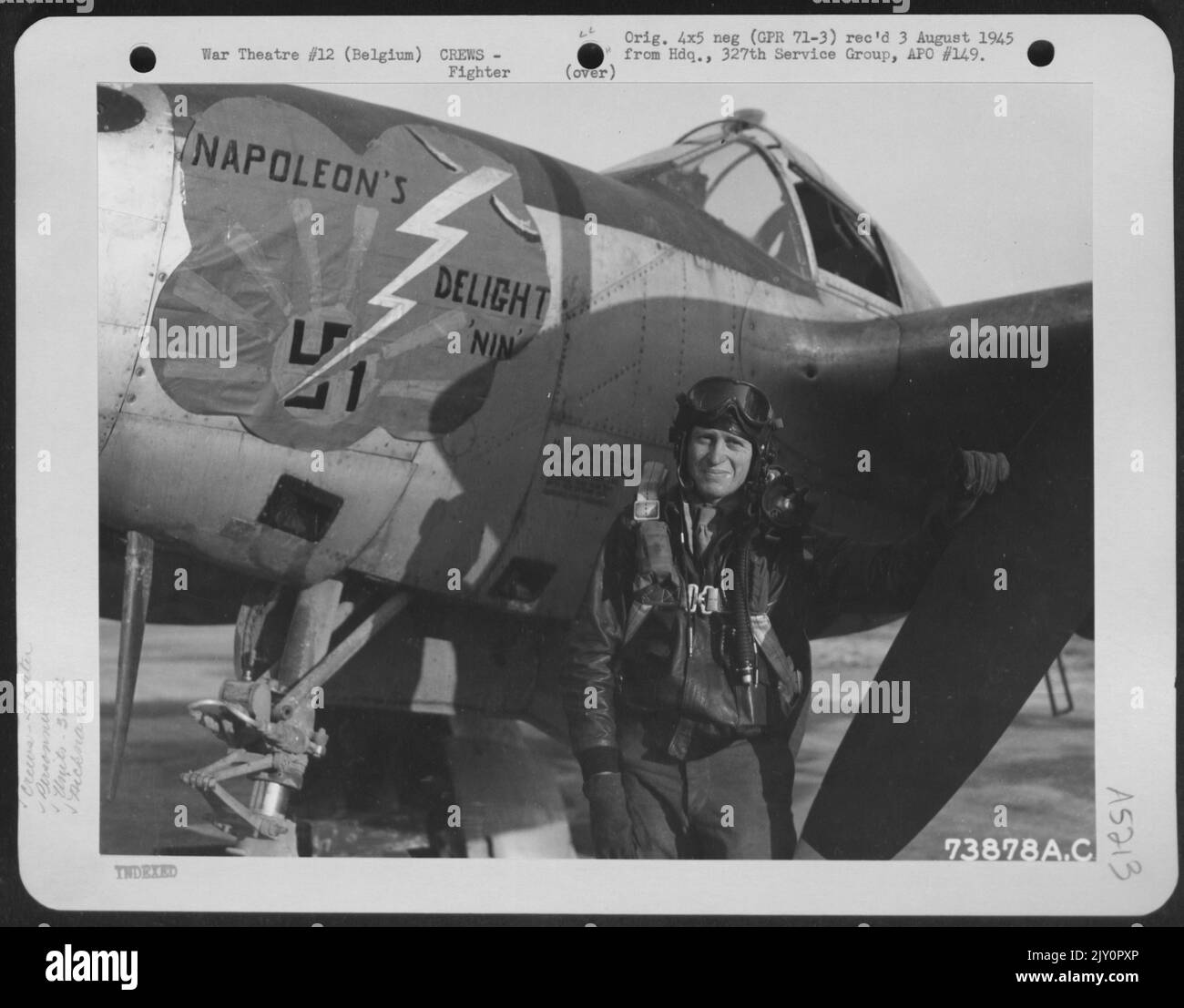 LT. Kunz von der 367Th Fighter Group posiert neben seiner Lockheed P-38 ...