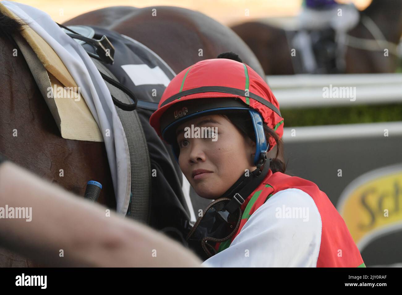 Der Jockey Deanne Panya wird auf dem Montageplatz gesehen, nachdem er ...