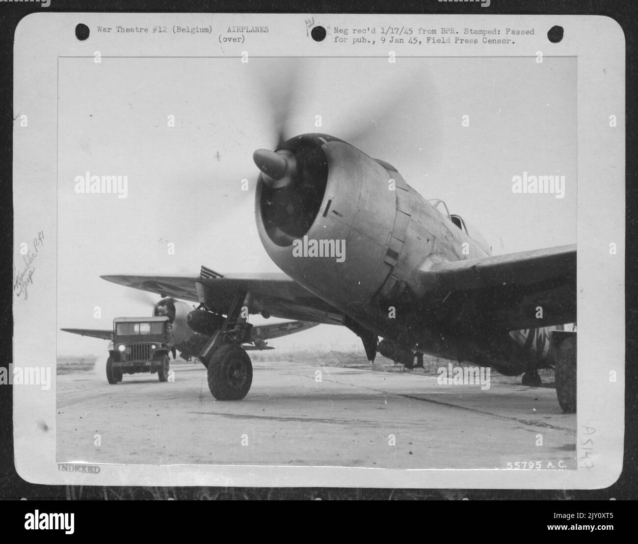 Mit einer Decke und Sichtweite von null bereitet sich ein Jagdbomber ...