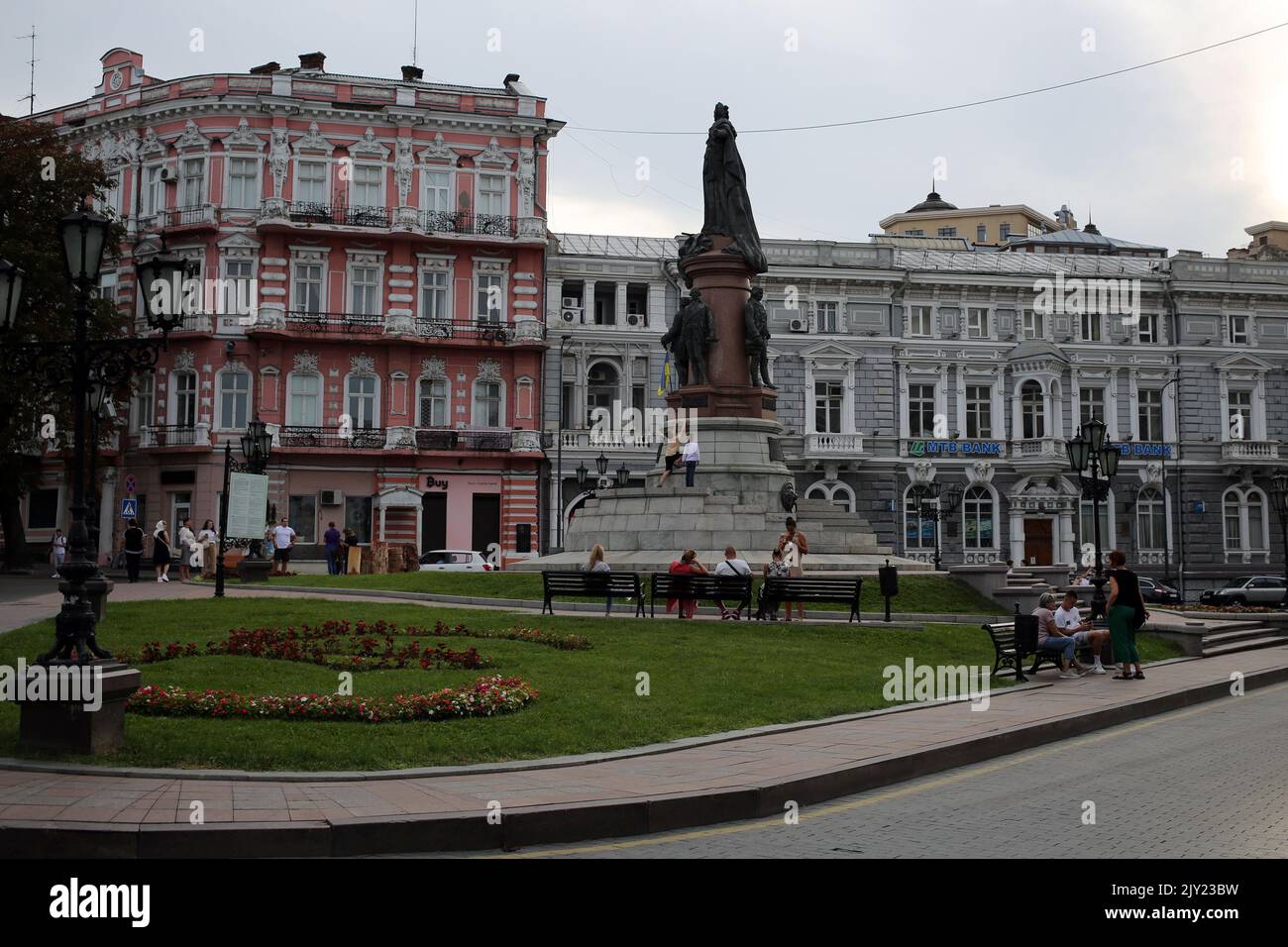 Odessa, Ukraine. 2. September 2022. Menschen in der Nähe des Denkmals ...