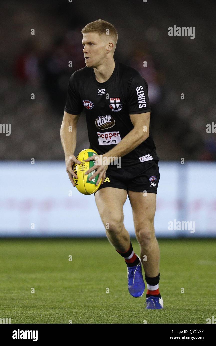 Dan Hannebery of the Saints erwärmt sich vor dem AFL-Spiel der Runde 14 ... Dan Hannebery of the Saints erwärmt sich vor dem AFL-Spiel der Runde 14 ...