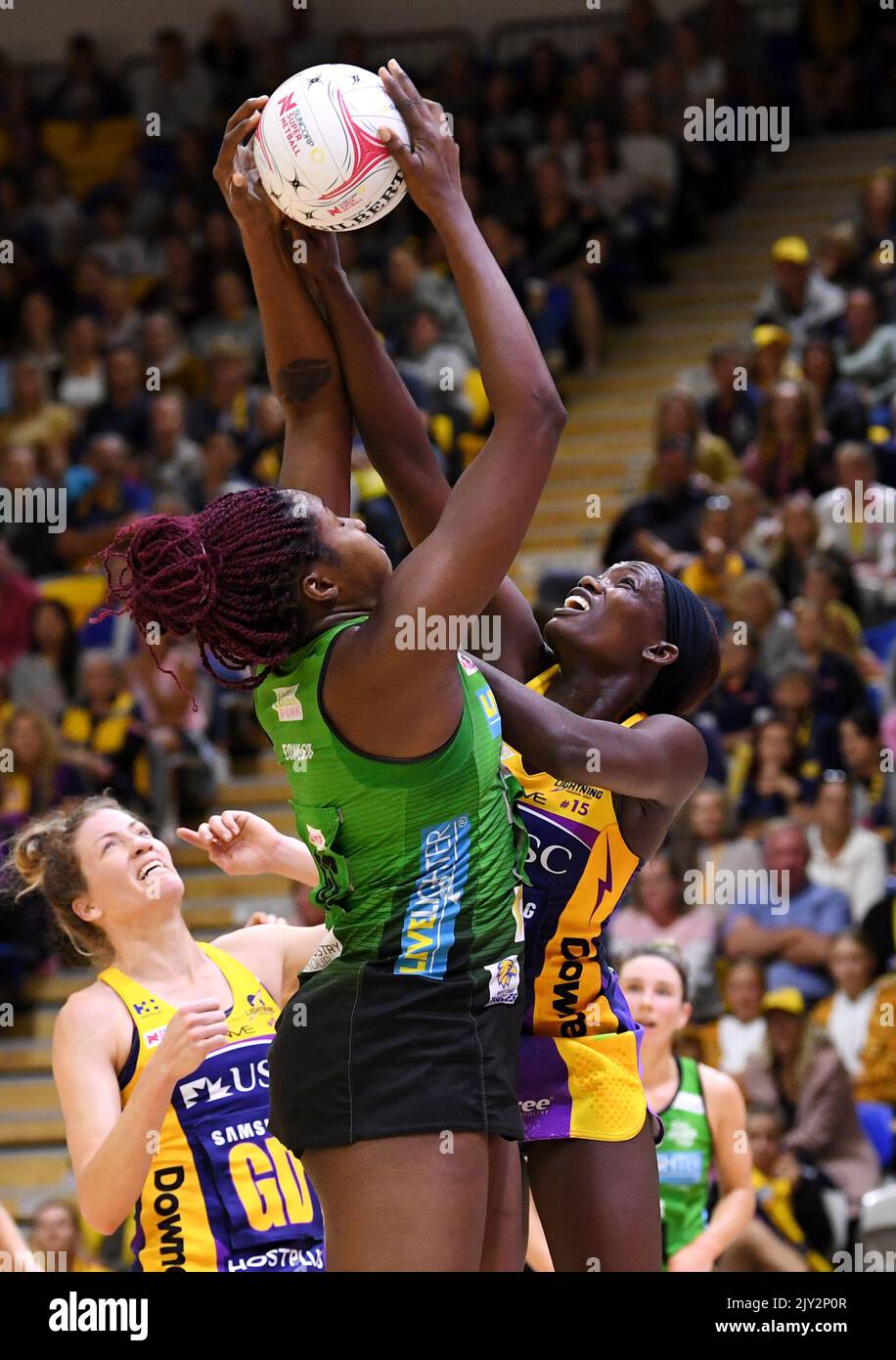 Jhaniele Fowler of the Fever (links) und Phumza Maweni of the Lightning ...