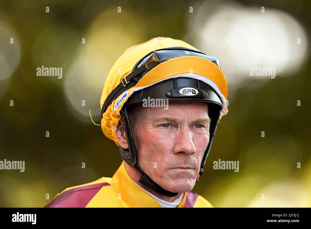 Jockey Jim Byrne macht sich auf den Weg zu den Ständen vor dem Rennen 8 ...