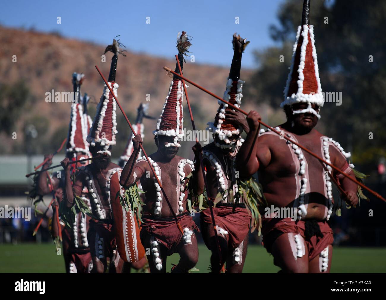 Aborigine-Tänzer werden vor dem Start des AFL-Spiels der Runde 18 ...